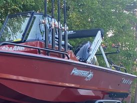 Vertical Tube Rod Storage - Over the Grabrail - SeaArk Boats | Spread ...